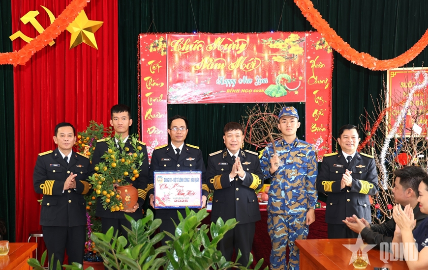 Naval Region 1 brings “spring” to Bach Long Vi Island