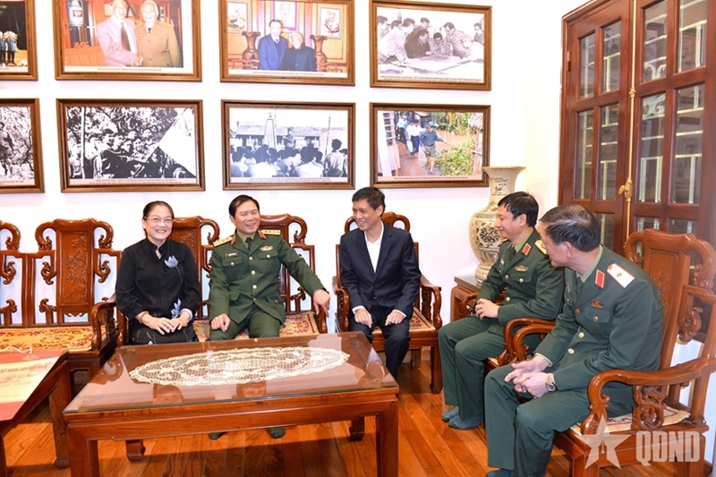 General Nguyen Tan Cuong pays tribute, extends Tet greetings to former ...
