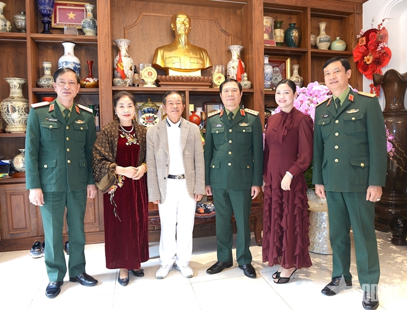 General Nguyen Tan Cuong pays tribute, extends Tet greetings to former ...