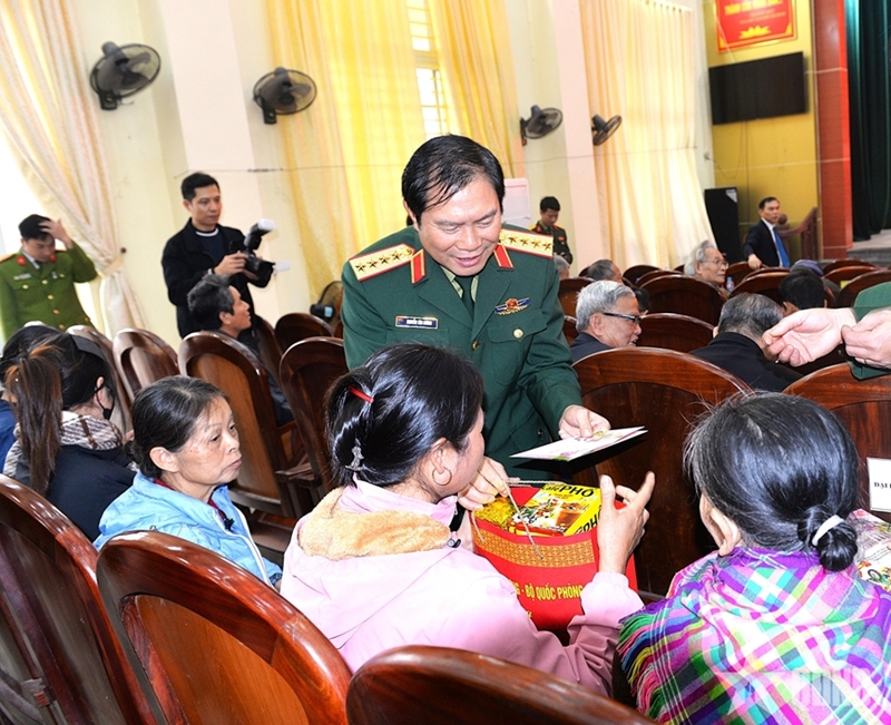 General Nguyen Tan Cuong visits agencies and units in Ninh Binh