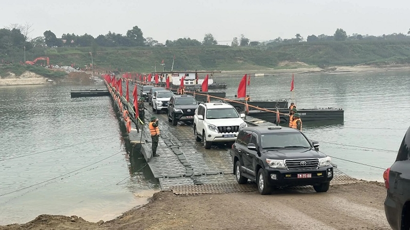 General Phan Van Giang commends troops building pontoon bridge over Lo ...