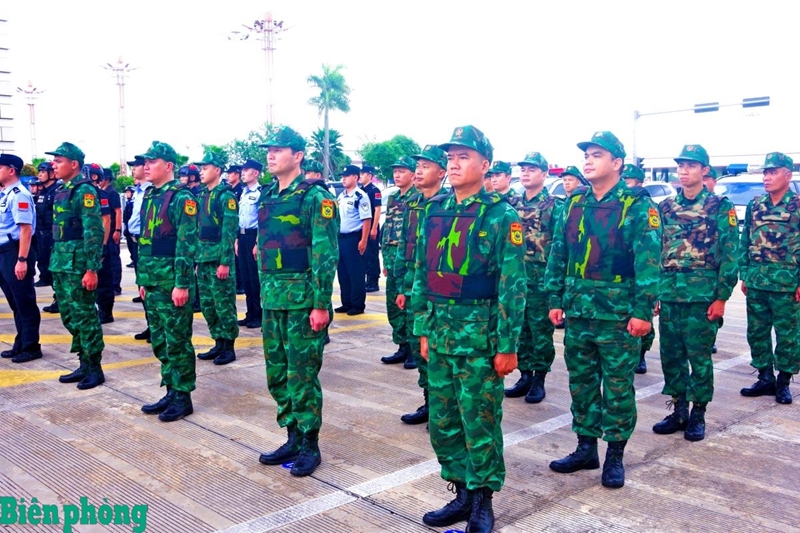 Vietnamese and Chinese forces join hands to safeguard peace along ...