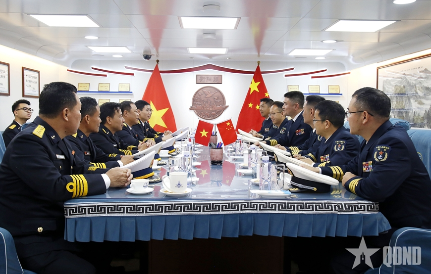 Vietnamese, Chinese naval officers meet in China