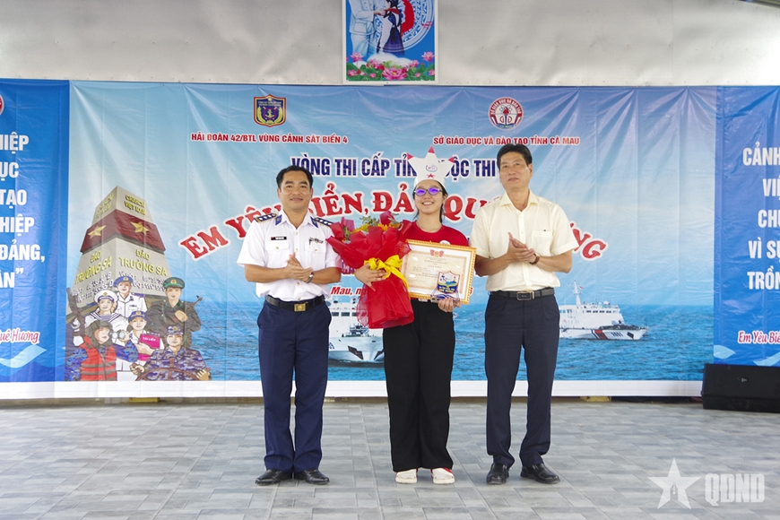 Flotilla 42 organizes contest on national sea and islands in Ca Mau