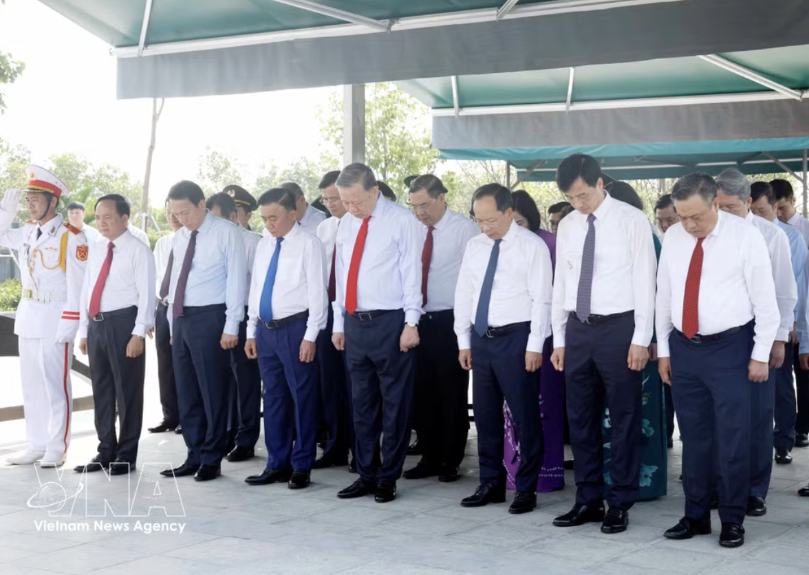 Top leader pays tribute to late Party General Secretary Ha Huy Tap in ...
