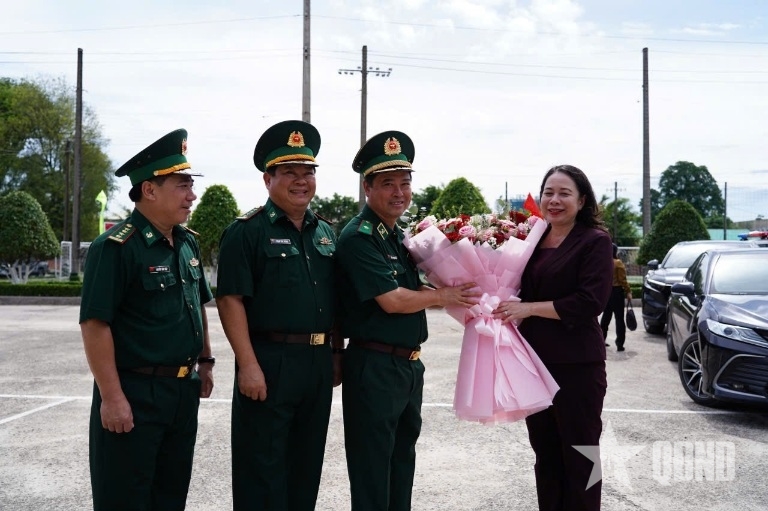 Vice State President visits Border Post of Duong Dong Port Border Gate