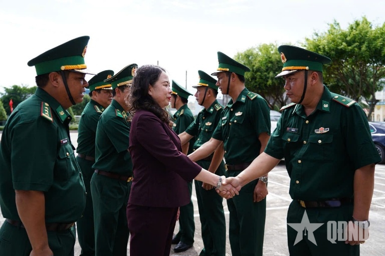 Vice State President visits Border Post of Duong Dong Port Border Gate