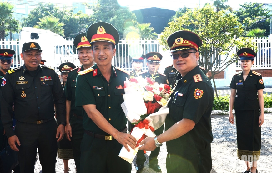 Young officers of Laos and Cambodia visit Song Thu Corporation