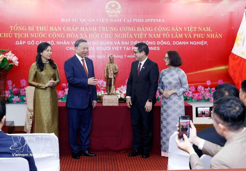 Party and State leader meets Vietnamese community in Philippines