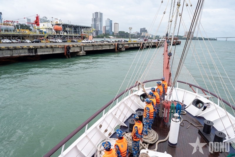 Vietnam naval delegation begins visit and exchange activities in Cambodia