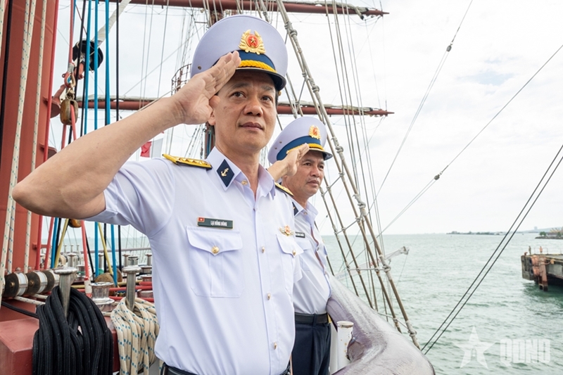 Vietnam naval delegation begins visit and exchange activities in Cambodia