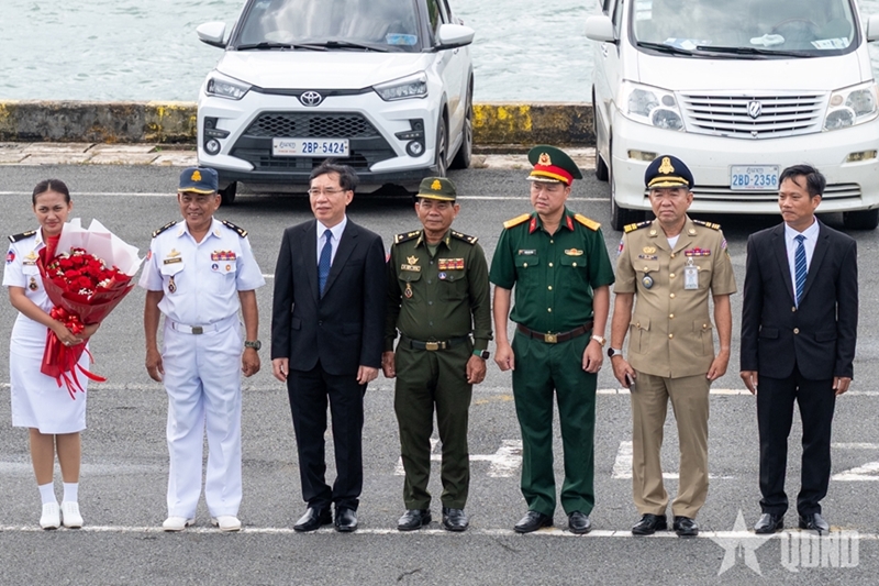 Vietnam naval delegation begins visit and exchange activities in Cambodia
