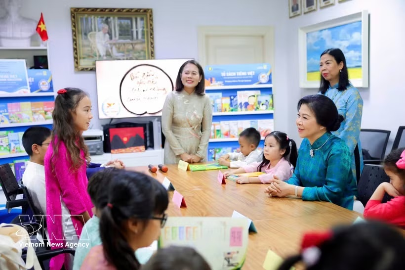 Top leader’s spouse visits Vietnamese language class in Singapore