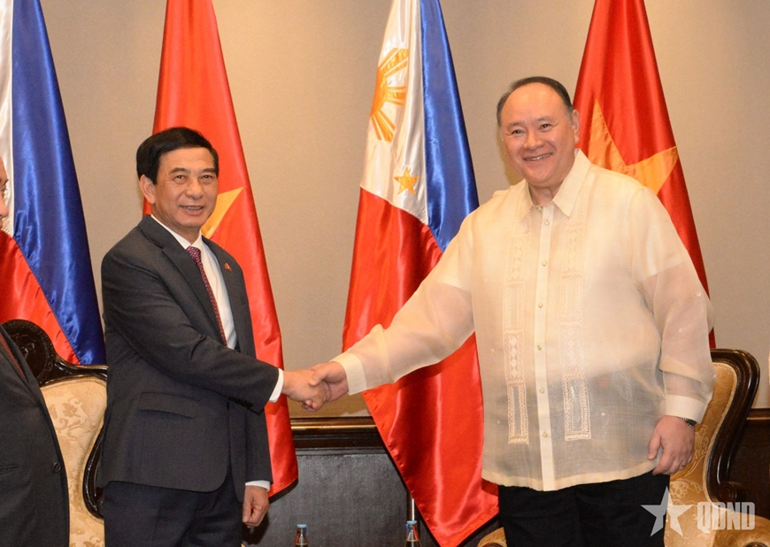 General Phan Van Giang meets with Philippine Secretary of National Defense