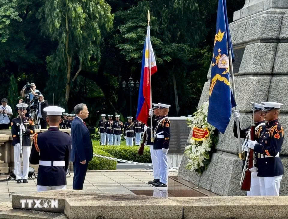 Top Vietnamese leader pays tribute to Philippine national hero Jose Rizal