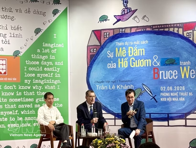 U.S. veteran launches bilingual poetry collection, art exhibition in Hanoi