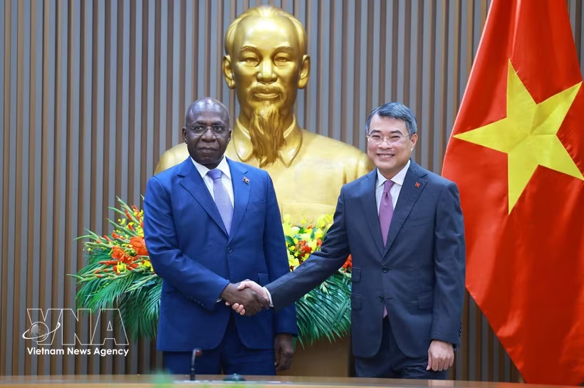 PM Le Minh Hung urges bilateral substantive cooperation with Angola