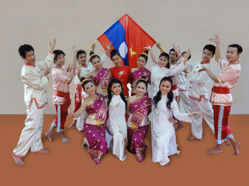 Laos awards Issara Order to Vietnamese officials