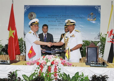 Vietnam, Brunei navies establish hotline