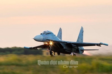 Air troops training with Su-27