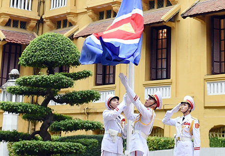 Flag raising ceremony marks ASEAN Community’s formation