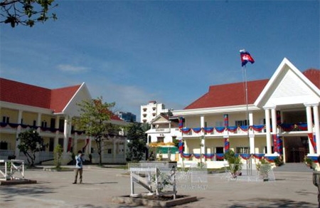 Cambodia unveils Hanoi-sponsored primary school